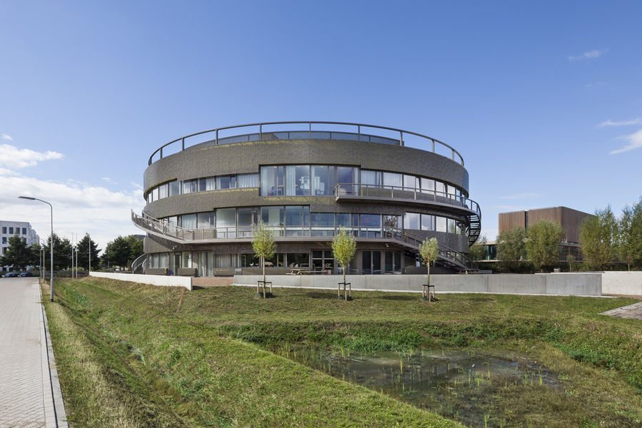 edificios com planta circular por ruben alexandre | ArchDaily