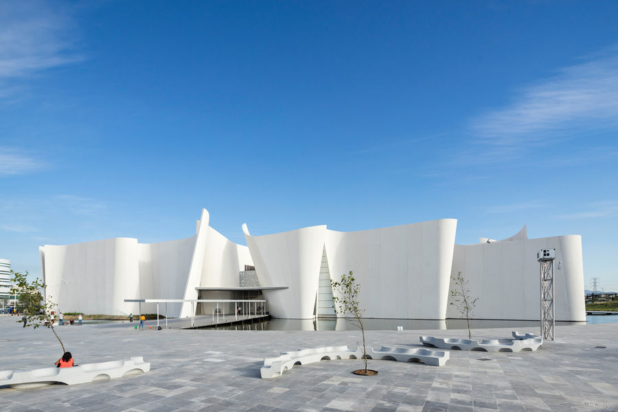 Curved Buildings by Lauren Lockwood | ArchDaily