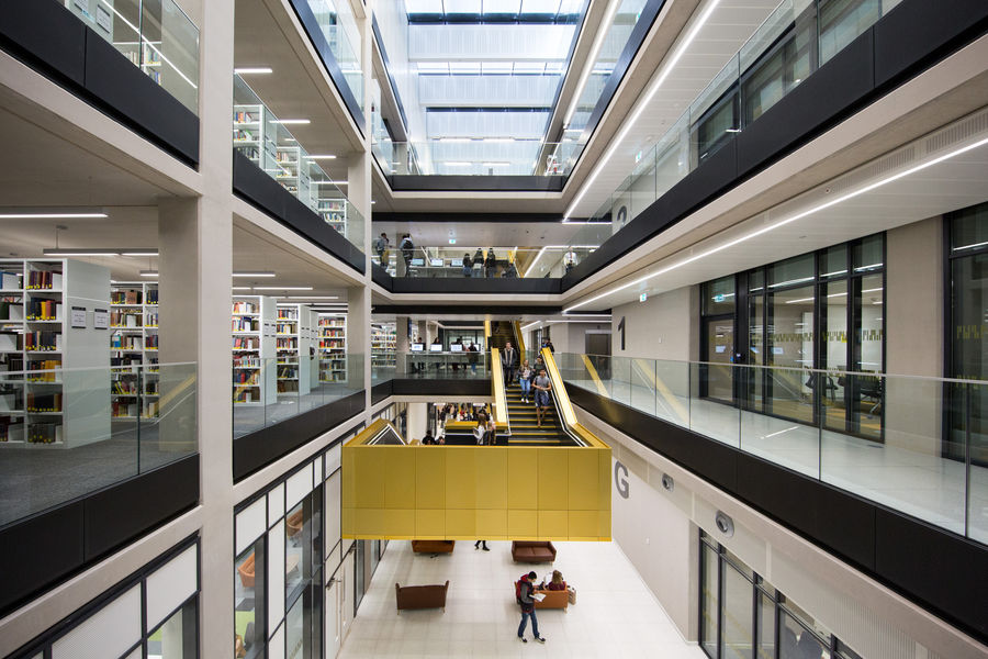 Biblioteca por isabelaguzzardi | ArchDaily
