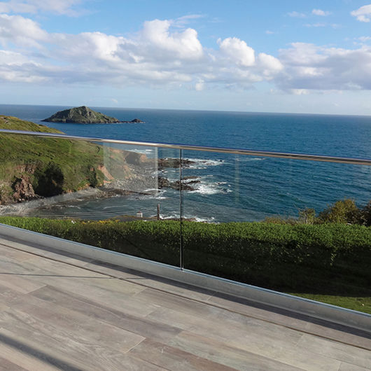 Glass railing on external views de Aileme Unuigbe | ArchDaily