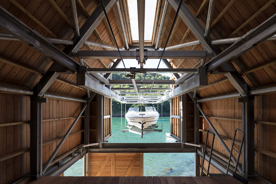 Boat Shed by Michael Oomen | ArchDaily