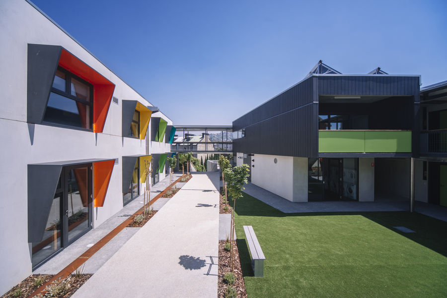 Edificios lineales de Tomas Bokan | ArchDaily