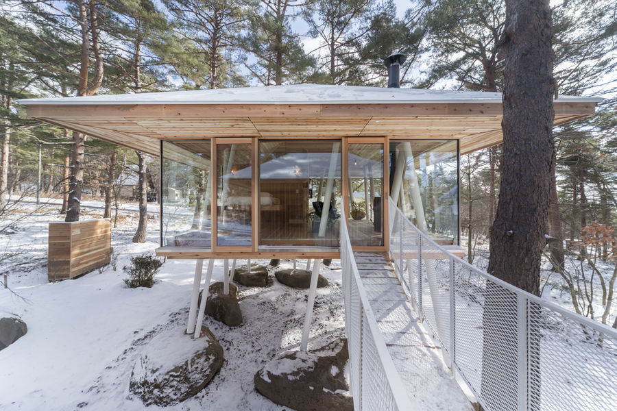 house with suspended walkway 由 Julie Naslund | ArchDaily
