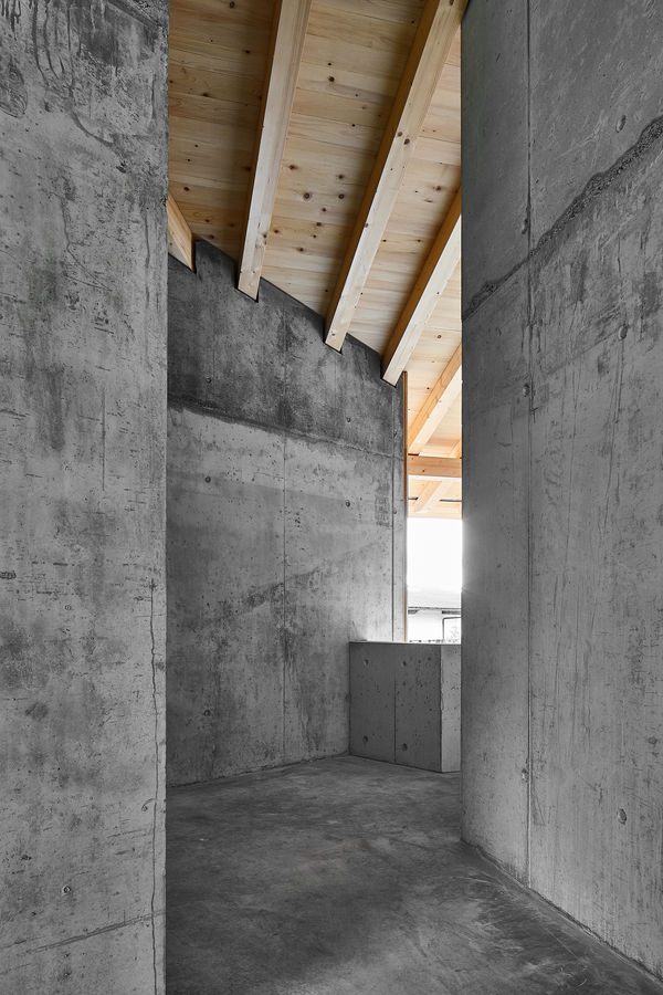 BETON APARENT IN LOCUIRE by Mahu Emanuel | ArchDaily