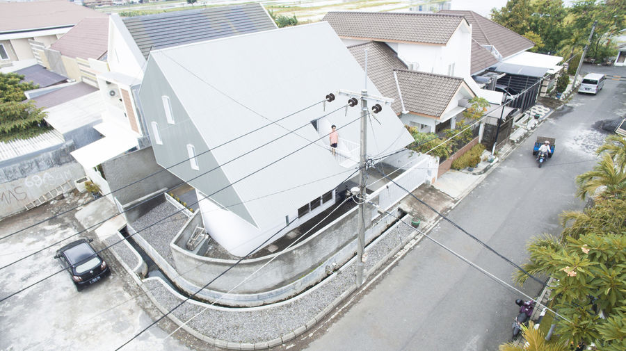 Slant house by Alfer Cruz | ArchDaily