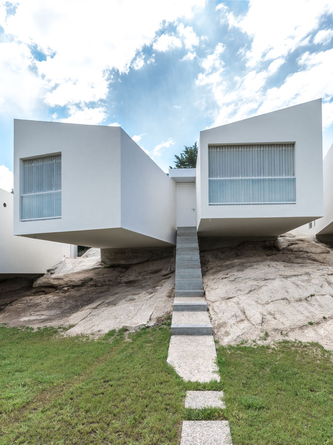 casas con voladizo de Ricardo David Cabral | ArchDaily