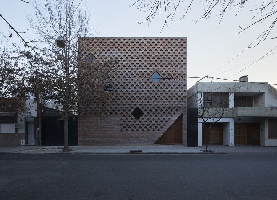 Muros cribados de Agus Grecco | ArchDaily