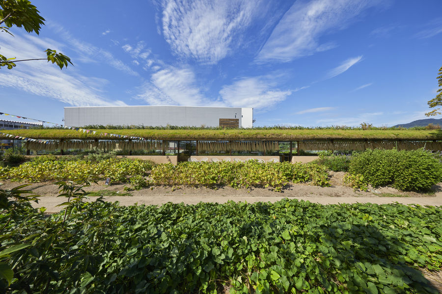 Japanese factory village por jeannine oppewall | ArchDaily