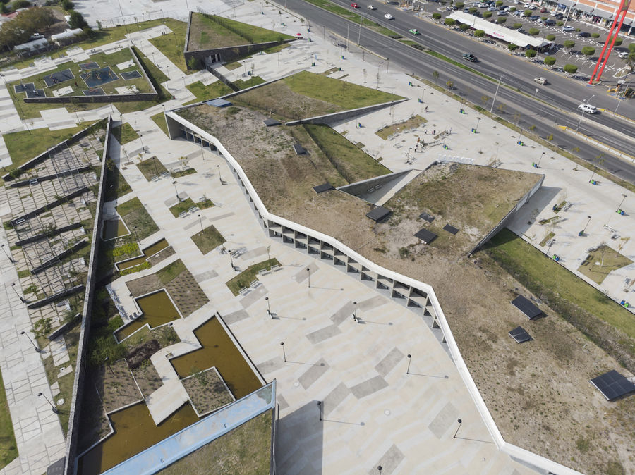 parque y techo verde de Eco-parque Idea Vilariño | ArchDaily