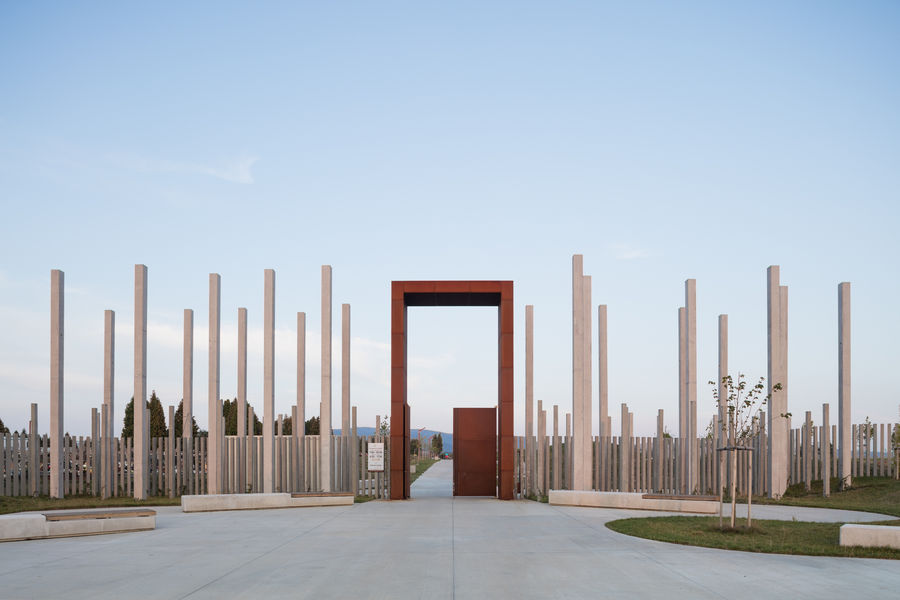Cemiterio e monumentos de studio kam | ArchDaily