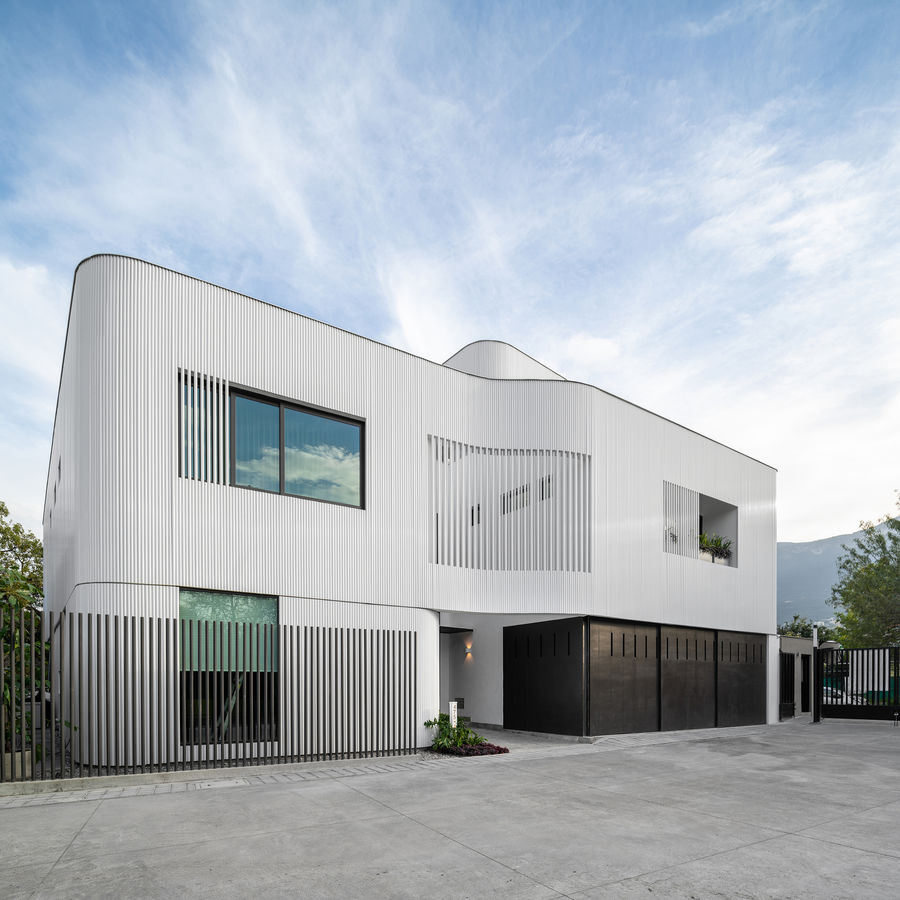 Curves building design by BOND KR.KONGOR | ArchDaily